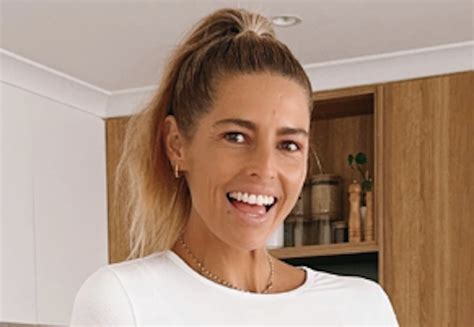 Fitness Model Amanda Bisk In Two Piece Workout Gear Shares Game Changing Stretch Cirrkus News