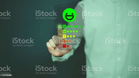 행복한 웃는 얼굴 아이콘의 가상 화면을 터치하는 남자는 서비스에 만족감을 제공합니다 평가는 매우 인상적입니다 고객 서비스 평가 및 만족 개념 1위에 대한 스톡 사진 및 기타