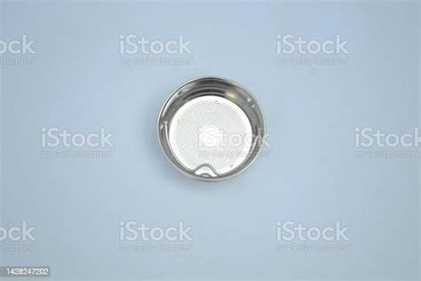 고립 된 흰색 배경에 실버 물병 필터 물병 필터는 합금 물병 내부의 티백을 필터링하는 데 사용되는 장비입니다 강철에 대한 스톡