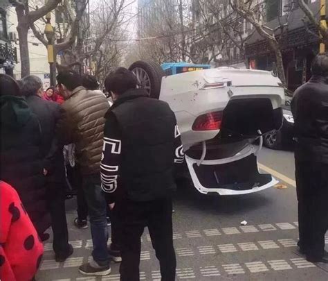 无锡一宝马闹市区翻车四轮朝天 司机从驾驶室爬出来