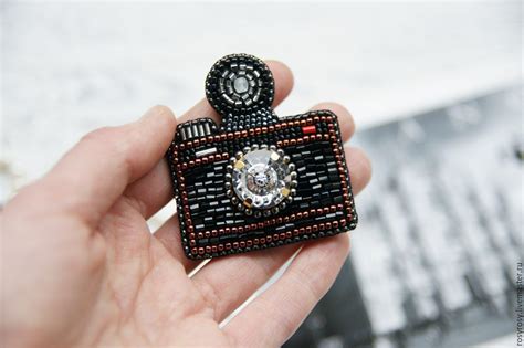 Купить или заказать Брошь из бисера Фотоаппарат Girl With A Camera в интернет магазине на