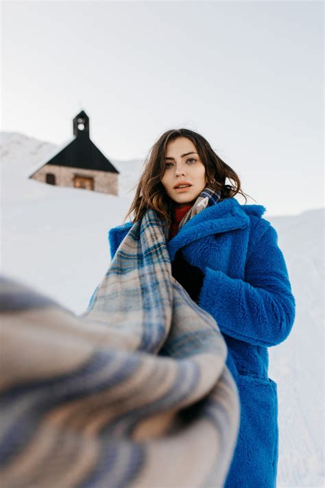 عکس دختر در برف برای پروفایل زیبا، جذاب و خاص مینویسم