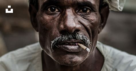 클로즈업 사진에서 담배를 피우는 회색 터번을 쓰고 있는 남자 사진 Unsplash의 무료 초상 이미지