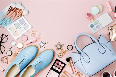 핸드백 신발 및 미용 제품과 여성 액세서리 콜라주 평면 누워 평면도 파스텔 컬러의 패션 컨셉 0명에 대한 스톡 사진 및 기타 이미지 Istock