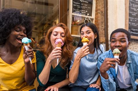 Amigos Multiétnicos En Una Heladería Comiendo Helado Diversión De