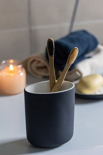 2 개의 Eco 친절 한 대나무 칫 솔에 화장실 제로 폐기물 화장품 개성 개념에 대한 스톡 사진 및 기타 이미지 개성 개념 개인 장식품 건강관리와 의술 Istock