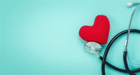 발렌타인 데이 배경 개념망원경 분홍색 종이에 다채로운 심장 모양과 액세서리 의료의 테이블 상단보기 항공 이미지 치료 환자를 사용하여 의사를위한 플랫 레이 아이템 간호사에