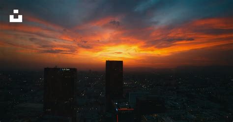 고층 건물이 있는 도시 위로 해가 지고 있다 사진 Unsplash의 무료 로스 앙헬레스 이미지