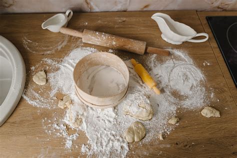 체 롤링 핀 뿌린 밀가루 피자 반죽 쿠키 만두 크로와상 패스트리 식탁 위의 파이 준비 음식 수제 빵 굽기를위한 베이커리 재료