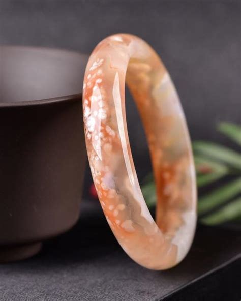 玛瑙手镯多少钱是多少 我们应该如何挑选 翡翠源头翡翠批发中国翡翠网首选【翡翠商城】