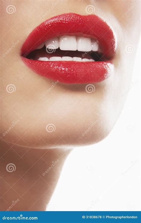 Verleidelijke Jonge Vrouw Met Rode Lippen Stock Foto Image Of Achtergrond Rood