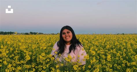 노란 꽃밭에 서 있는 여자 사진 Unsplash의 무료 밭 이미지