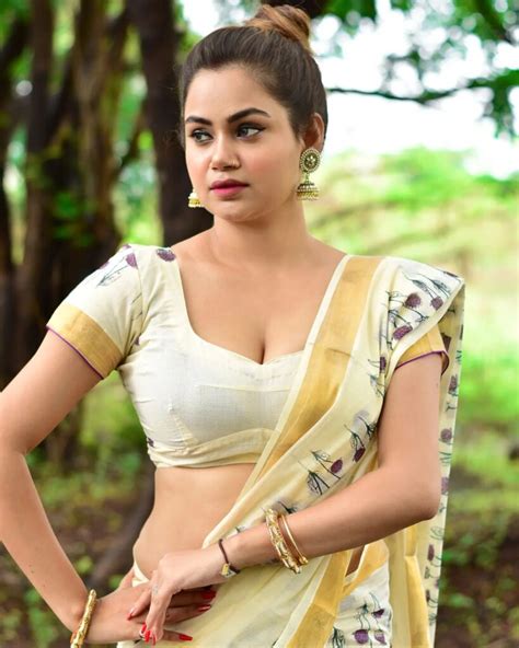 Mumbai Model Tanu Agarwal Hot Cleavage Exposed In Saree