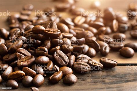 구운 커피 콩 클로즈 향기로운 배경 갈색 아라비카 커피 콩은 나무 테이블에 흩어져 있습니다 복사 공간 0명에 대한 스톡 사진 및 기타 이미지 Istock