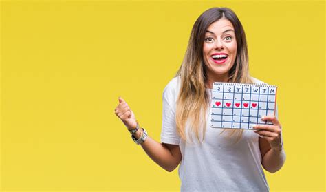 젊은 아름 다운 여자 자랑 비명과 축 하 하는 승리와 성공을 매우 흥분된 하 고 격리 된 배경 위에 생리 달력을 들고 환호 하는