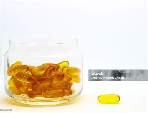 대구 간 기름 오메가 3 비타민 E 젤 캡슐 투명 유리 병에서 흰색 배경에 고립 비타민 D에 대한 스톡 사진 및 기타 이미지 비타민 D 컷아웃 0명 Istock