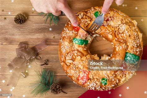 크리스마스 시간에 먹는 전형적인 스페인 주현절 디저트 로스콘 데 레예스 나누기 건강한 식생활에 대한 스톡 사진 및 기타 이미지 건강한 식생활 공휴일 과일 Istock