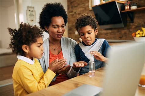 아프리카계 미국인 어머니와 그녀의 아이들은 집에서 손 소독제를 사용 3 명에 대한 스톡 사진 및 기타 이미지 3 명 가정의 방 가족 Istock