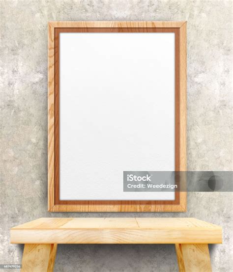 빈 나무 사진 프레임 서식 파일에 조롱 나무 테이블에 깨끗 한 콘크리트 벽에 매달려 디자인 또는 텍스트를 추가 합니다 0명에 대한 스톡 사진 및 기타 이미지 Istock