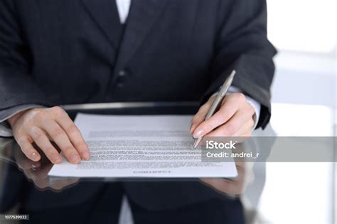 문서 비즈니스 개념에 펜으로 여성 손 클로즈업 사무실에서 직장에서 여자 변호사 또는 비즈니스입니다 Last Occurrence에