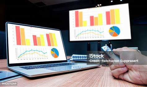 사업가 손 잡고 원격 제어 슬라이드 모의 차트 슬라이드 쇼 프레젠테이션 디스플레이 노트북 및 회의실에서 텔레비전 남자 사업가에 대한 스톡 사진 및 기타 이미지 Istock