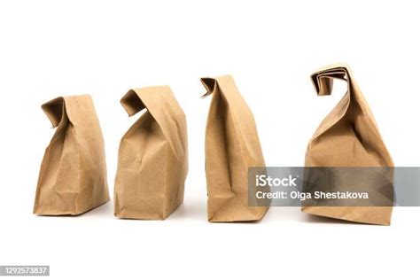 흰색 배경에 갈색 크래프트 종이의 종이 일회용 가방 플라스틱 포장거부 개념 디자이너 템플릿 비접촉식 제품 배달을위한 포장 0명에 대한 스톡 사진 및 기타 이미지 Istock