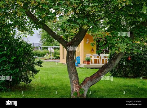 Architectural Details And Lush Garden Scenery In West Kópavogur 50s