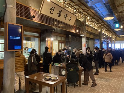 줄 서서 기다리는 국숫집 풍경 오마이포토