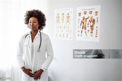 병원에서 그녀의 사무실에 서 있는 여성 아프리카 계 미국인 의사의 초상화 의사에 대한 스톡 사진 및 기타 이미지 의사 25 29세 건강관리와 의술 Istock
