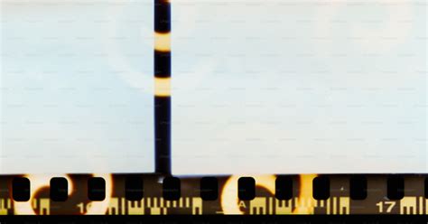 두 개의 흰색 사각형이 있는 필름 스트립 사진 Unsplash의 필름 테두리 이미지