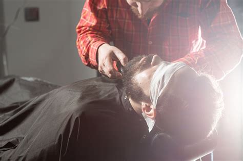 수염 절단 얼굴 관리 이발소에서 클리퍼 기계와 이발사 작업 전문 트리머 도구는 이발소 살롱에서 젊은 남자의 수염과 머리를 잘라 2명에 대한 스톡 사진 및 기타 이미지