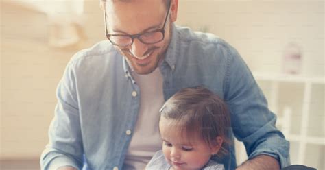 독신 아버지는 스마트 폰을 사용하여 딸을 재치있게 만듭니다 아버지와 어린 아기는 스마트 폰에서 재미있는 것을 보고 있습니다 사진 Unsplash의 아버지 이미지