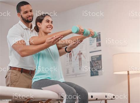물리 치료 덤벨 및 물리 치료사는 근육 피트니스 및 신체 건강 관리 재활을 위해 여성을 돕습니다 물리 치료 환자 및 척추 지압사 지원 스포츠 부상에 대한 스트레칭 물리치료에