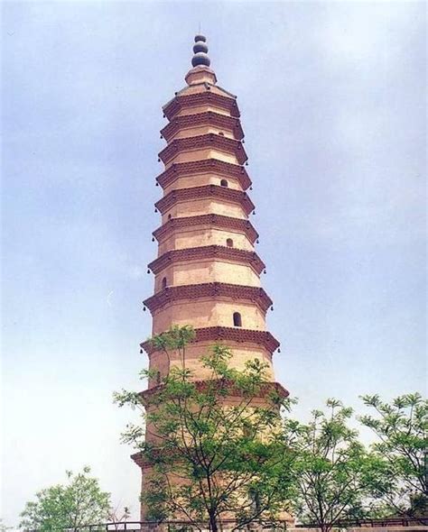 范仲淹出征西夏看到泛滥黄河，拔出宝剑，铠甲神奇地变成一座宝塔