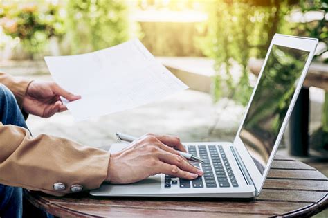 일과 휴식 여자 프리랜서 비즈니스 Stragegy 계획의 새로운 프로젝트를 작업 하 고 정원 풍경 야외 배경 앉아있는 동안 컴퓨터 노트북을 사용 하 여 계산기에 대한 스톡