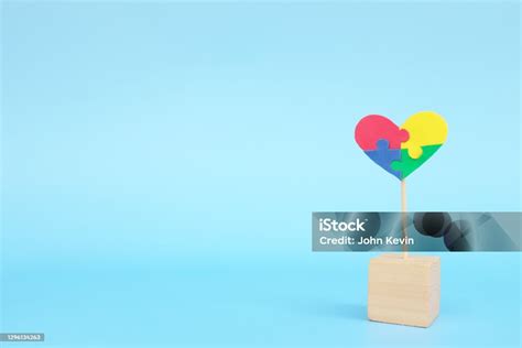 자폐 스펙트럼 장애를 가진 아이는 사랑과 인식과 고립 외로움 개념을 보여줍니다 복사 공간이있는 파란색 배경에서 혼자 하나의 퍼즐