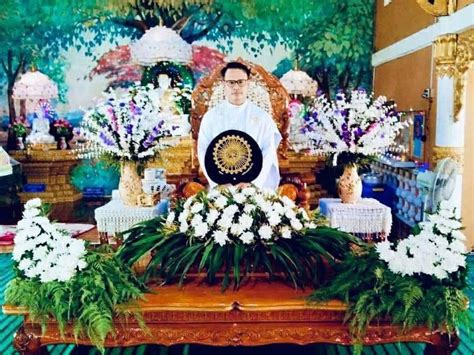 ထားဝယ်မြို့တွင် ထီးဖြူဆောင်းကာ ပလ္လင်ပေါ်တက်ပြီး တရားဟောသည့် အမ