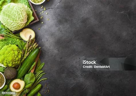 모듬된 그린 톤의 어두운 배경에 원시 유기농 야채 아보카도 양배추 브로콜리 콜리플라워와 트림 콩 오이 텍스트를 위한 공간 0명에 대한 스톡 사진 및 기타 이미지 Istock