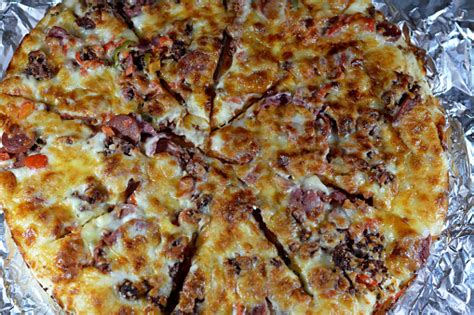 모짜렐라 치즈와 고추를 곁들인 파스트라미 고기 쇠고기 살라미 소시지 조각 점심과 간식으로 제공 할 준비가 된 케첩 구운 피자 건강에 해로운 음식 개념 0명에 대한 스톡 사진