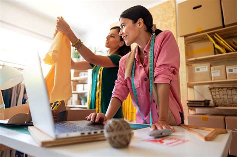 온라인 고객을 위한 새로운 주문을 준비하는 두 명의 명랑한 여성 중소기업 소유자 25 29세에 대한 스톡 사진 및 기타 이미지 25 29세 2명 30 34세 Istock