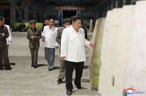 김정은 또 군수공장 방문…신형 장갑차 직접 몰기도 종합 노컷뉴스
