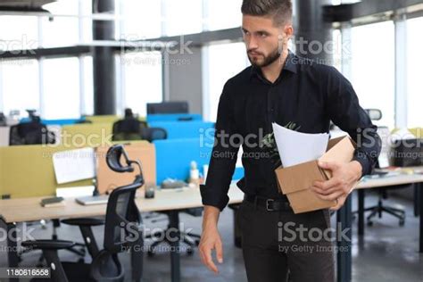 슬픈 해고 노동자는 사무실에서 그와 함께 자신의 사무실 용품을 복용 개발에 대한 스톡 사진 및 기타 이미지 개발 경영자 과로 Istock