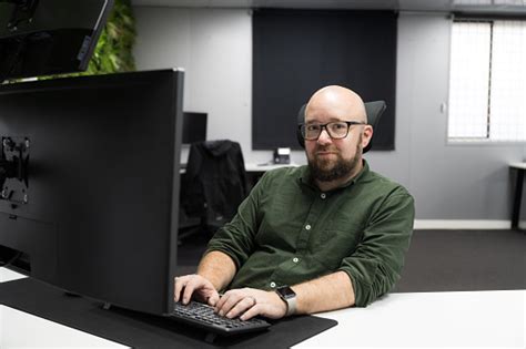 사무실에서 최신 데스크톱 Pc로 작업하는 단일 기업가 25 29세에 대한 스톡 사진 및 기타 이미지 25 29세 30 34세 35 39세 Istock