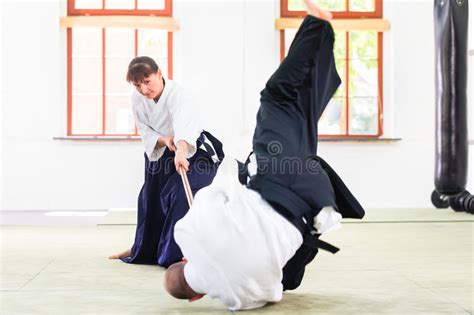 Hombre Y Mujer Que Tienen Lucha Del Palillo Del Aikido Foto de archivo ...