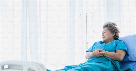 노인 여성은 병원에서 외로워서 집을 그리워했습니다 사진 Unsplash의 외로움 이미지