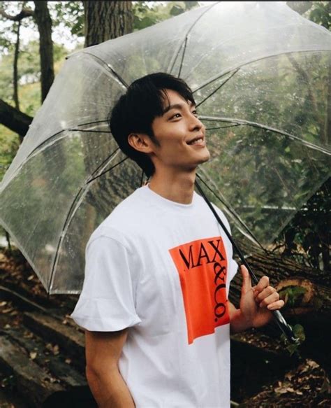 Tsao Yu Ning 21 01 22 Chove Pessoa Está Chovendo