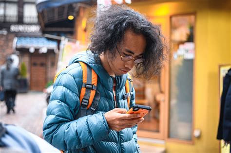 도쿄에서 휴가를 보내는 젊은 아시아 남자 컨설팅 스마트 폰 개성 개념에 대한 스톡 사진 및 기타 이미지 개성 개념 걷기