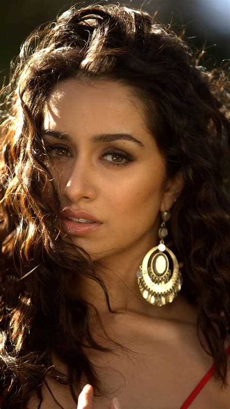 Cute Shraddha Kapoor Scrolller