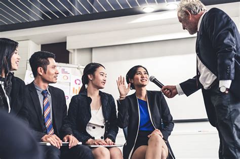 수석 리더 스피커 교육 워크샵 또는 회의에서 공공 사람들에 게 이야기 성숙한 강사는 심포지엄 이벤트를 이끄는 Ceo 경영자입니다
