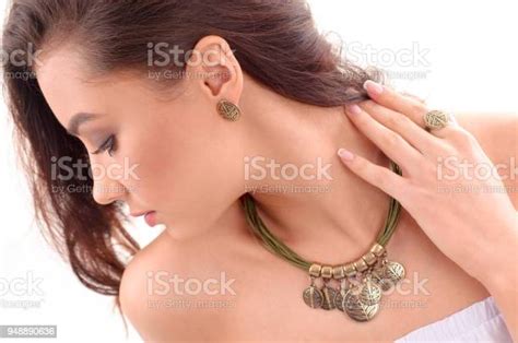 흰색 배경 위에 고립 된 액세서리와 보석 착용 긴 갈색 머리 신선한 피부 젊은 아름 다운 여자의 초상화 관능에 대한 스톡 사진 및 기타 이미지 Istock
